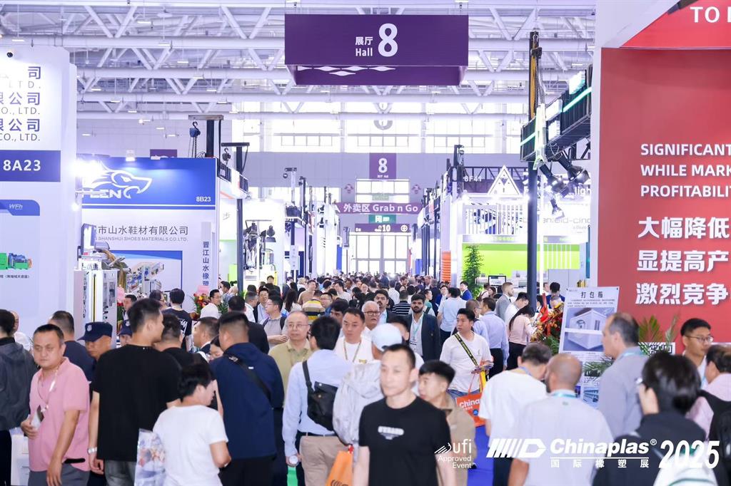 See the crowds at every corner of the exhibition venue!