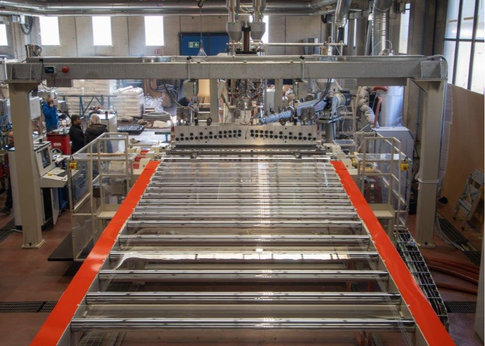 Installation for the extrusion and co-extrusion of high optical quality ...